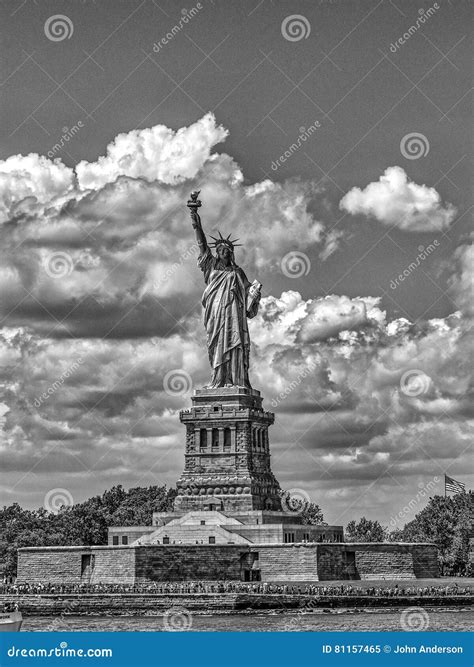 Estátua De Liberdade And De Por Do Sol De New York City Imagem De Stock
