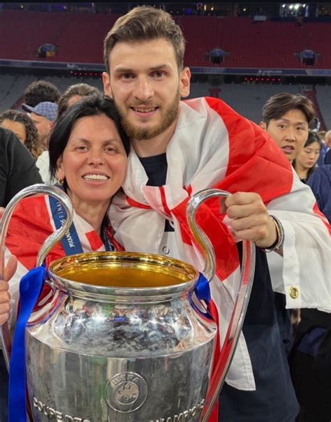 ტაბლოიდი კვარა დედასთან ერთად 🥰 Facebook