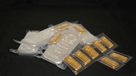 Золото досягло рекордної ціни в майже 3 тисячі на фоні торгової політики адміністрації США У