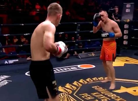 Video Kickboxer Fractures His Opponent S Skull With Huge Knee