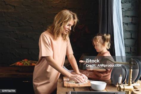 젊은 어머니와 딸이 부엌에서 함께 요리하는 어머니는 유치원 소녀를 가르쳐 페이스트리를 요리합니다 2 3 살에 대한 스톡 사진 및 기타 이미지 Istock