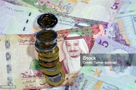 사우디 아라비아 리얄 돈 지폐와 동전 500 Sar 100 사우디 리얄 5 리얄 더미와 1 2 리얄 동전 살만 빈 압둘아지즈 왕과 압둘아지즈 왕 사우디 화폐 환율 500에