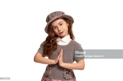 흰색 배경에 고립 된 포즈를 취한 길고 곱슬 한 머리카락을 가진 사랑스러운 어린 아이의 스튜디오 샷 갈색 머리에 대한 스톡 사진 및 기타 이미지 Istock