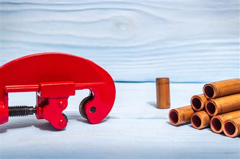 빨간색 파이프 커터 및 파란색 나무 보드의 배관 수리를위한 커넥터가있는 구리 파이프 0명에 대한 스톡 사진 및 기타 이미지 0명 Diy 가위 Istock