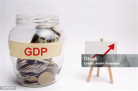 유리 항아리 동전과 비문 Gdp 및 위쪽 화살표 비즈니스 경제 재정 급여 위기 경제 성장 개념입니다 시장 값입니다 총 국내 생산 증가 개념에 대한 스톡 사진 및 기타 이미지