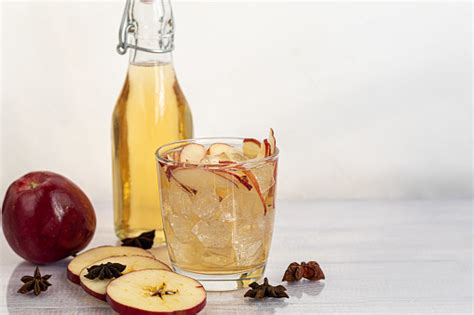 건강한 유기농 식품 유리 그릇에 사과 사이다와 밝은 배경에 신선한 빨간 사과 얼음 조각 한 잔과 근처 계피 스틱 갈색에 대한 스톡 사진 및 기타 이미지 Istock