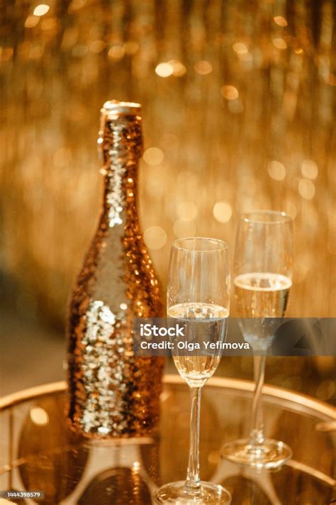 샴페인 병과 안경 대 고급 빛나는 황금 비 장식 비싼 휴일 파티 겨울에 대한 스톡 사진 및 기타 이미지 겨울 공휴일 노랑 Istock
