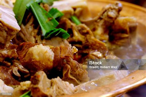 중국 양 척추 냄비를 닫습니다 고기 및 녹색 중국 양파의 큰 조각 끓는 수프 물 배경 흐림 뜨거운 냄비 요리에 대한 스톡 사진