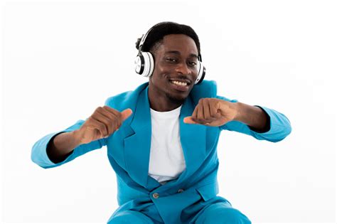 로토스의 바닥에 앉아 있는 아프리카계 미국인 남자는 스튜디오에서 흰색 배경에 촬영 과정을 포즈를 취하고 있으며 놀라운 파란색