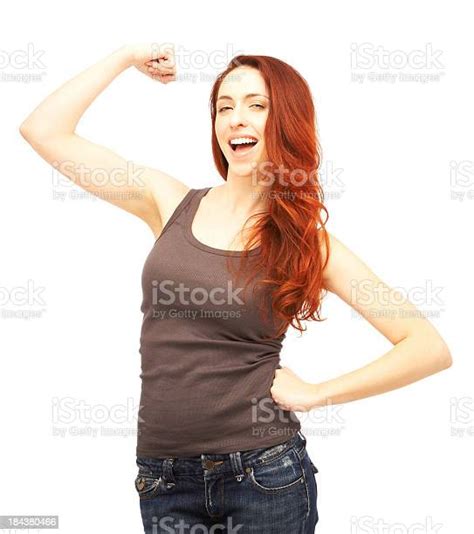 아름다운 흥분된다 빨간 머리 여자의 자신의 근육 성과향상을 촉진하는 유연한 여자에 대한 스톡 사진 및 기타 이미지 여자 한