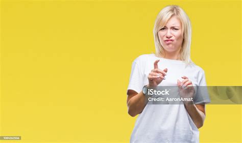 격리 된 배경 위에 흰색 T셔츠를 입고 젊은 아름 다운 금발의 여 자가 혐오 식 불쾌 하 고 두려워 하기 때문에 역 겨 운 얼굴을 하 고 혐오 반응 손으로 발생합니다 성가신