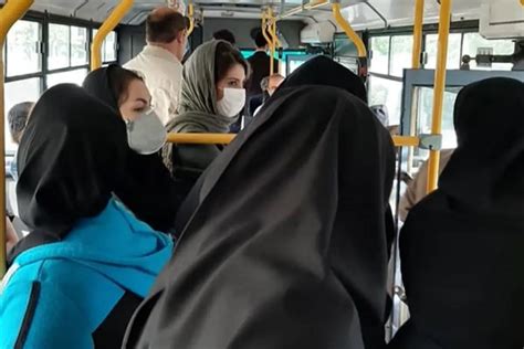 کتک خوردن مادر و دختر چادری توسط هشت دختر بی‌حجاب در اتوبوس