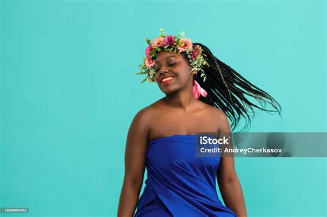 흥분 아프리카 계 미국인 패션 모델 프로필 초상화 아프로 헤어 스타일 창조적 인 메이크업 입술과 화려한 배경에 아이 섀도우와