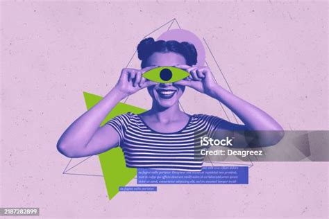 복합 경향 삽화 스케치 이미지 사진 콜라주 의 거대한 눈알 스파이 탐험하다 손목 시계 미니어처 젊은 여자 미소 덮개 얼굴 손 눈 잡아 눈 20 24세에 대한 스톡 사진 및