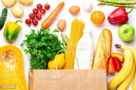야채 쇼핑백과 흰색 배경에 우유 병과 과일 구색 채식 건강 식품 개념 음식 및 식료품 쇼핑 개념에 대한 스톡 사진 및 기타 이미지 Istock