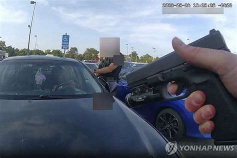 바디캠 공개美 오하이오 20대 흑인 임산부 경찰 총격 사망·추모 연합뉴스