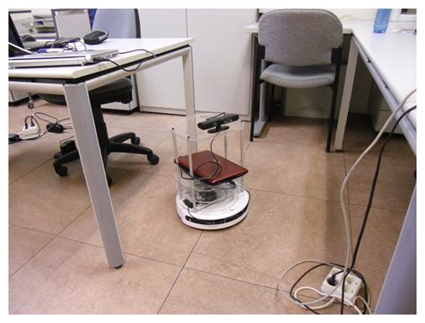 Object Detection Techniques Applied On Mobile Robot Semantic Navigation