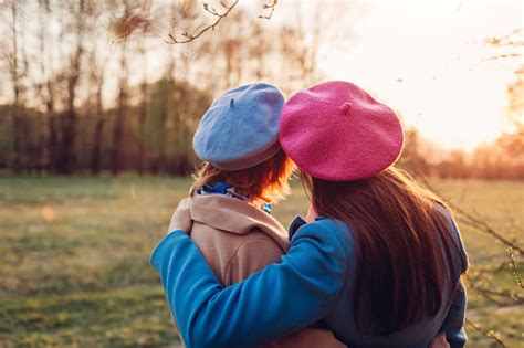 노인 어머니와 그녀의 성인 딸은 봄 숲에 포옹 어머니의 날 개념입니다 패밀리 값 딸에 대한 스톡 사진 및 기타 이미지 딸 베레모 분홍 Istock