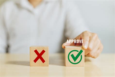 승인됨 확인 표시 아이콘 검사 통과 수락 올바른 표시 한 남자가 프로젝트 승인을 위해 승인하기 위해 체크 표시 아이콘이 있는 나무 큐브를 선택합니다 검사 보기에 대한 스톡