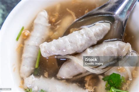 대만 독특한 유명한 스낵 돌 테이블 대만 음식 대만 길거리 음식에 흰 그릇에 미트볼 Potage 수프를 생선 Potage