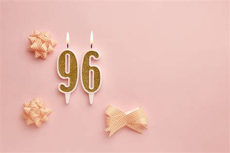 축제 장식이 있는 파스텔 핑크 배경에 숫자 96이 있는 양초 생일 축하 촛불 생일 기념일 중요한 날짜 휴일을 축하하는 개념입니다 복사 공간 기치 1에 대한 스톡 사진 및