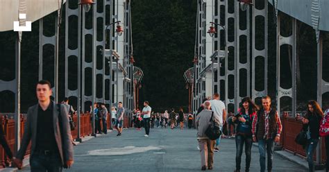 다리 위를 걷고 서 있는 사람들 사진 Unsplash의 무료 키예프 이미지