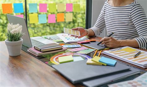 팀웍 브레인스토밍 창의적인 아이디어 비즈니스 프로젝트 아이디어를 공유하기 위해 색상 견본 샘플과 토론하는 동안 메모를 하는 비즈니스 사람들의 모임 공영 주택 단지에 대한