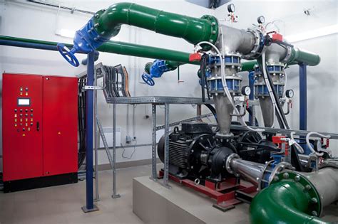 워터 펌프 밸브 압력 게이지 엔진룸 내부 모터의 산업 인테리어 산업에 대한 스톡 사진 및 기타 이미지 산업 스프링클러 건축하기 Istock