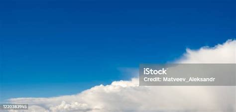 하얀 구름과 태양 광선과 푸른 하늘 파노라마입니다 여름 봄 천국 컨셉 텍스처 배경 및 웹 배너 디자인배경 0명에 대한 스톡 사진 및 기타 이미지 Istock