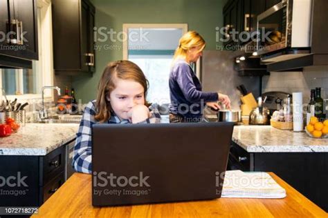 집에서 그의 숙제를 하 고 초등 세 학교 아이 랩톱 컴퓨터를 사용 하 여 교육공학에 대한 스톡 사진 및 기타 이미지 교육공학 2명 가정 생활 Istock