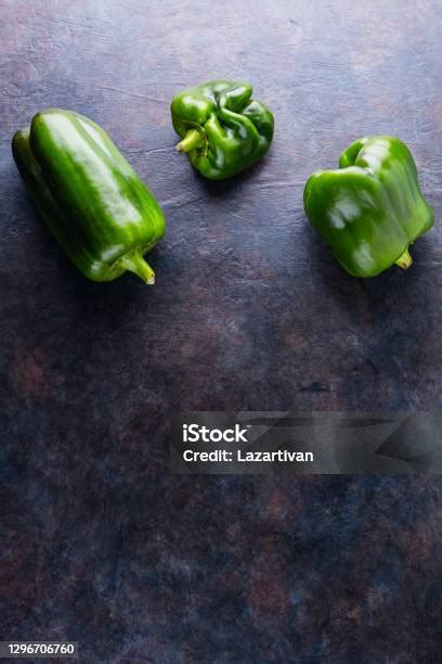 어두운 배경에 못생긴 피망 변형 된 자생 녹색 피망 개념 식품 유기 폐기물의 감소 비 Gmo 야채 공간을 복사합니다 위쪽 보기 감소에 대한 스톡 사진 및 기타 이미지