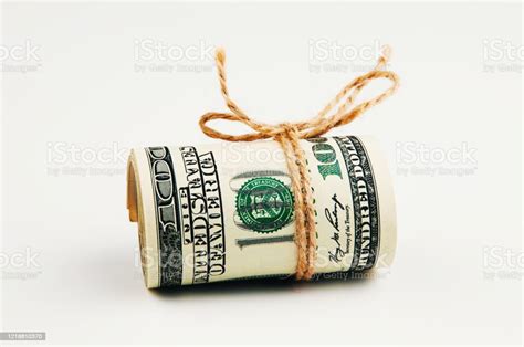 달러의 고립 된 롤 백 달러 지폐의 큰 롤은 흰색 배경에 놓여 0명에 대한 스톡 사진 및 기타 이미지 0명 100 100 달러 지폐 미국 지폐 통화 Istock