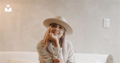 흰색 긴 소매 셔츠와 파란색 데님 청바지를 입은 여자가 흰색 소파에 앉아 있다 사진 Unsplash의 무료 회색 이미지