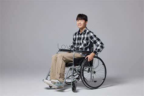 휠체어를 탄 청년의 낙관적인 이미지 사진 무료 다운로드 Lovepik