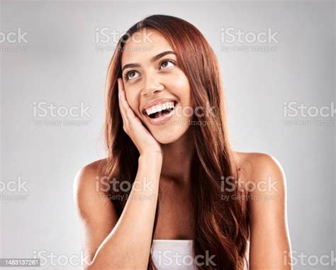 회색 배경에 아름다움 몸단장 살롱 치료를 위해 스튜디오에 있는 머리카락 생각 여자 미소 헤어 케어 모델은 고급 스러움 헤어 케어