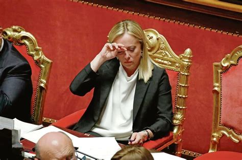 ИТАЛИЈА ВОВЕДУВА ПОТЕШКИ МЕРКИ ЗА МИГРАНТИТЕ Премиерот Мелони Фокусирајте се на оние кои не ги