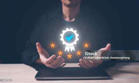 보증 제품 및 Iso 서비스 개념에 대한 황금 별 5개로 최고의 품질 보증을 보유하고 보여주는 사업가 최고 품질의 엑셀렉트