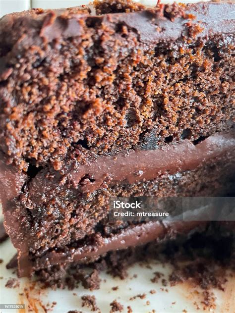 흰색 접시에 두꺼운 가나슈로 분리 된 스폰지 층을 표시하는 초콜릿 퍼지 케이크 조각의 전체 프레임 이미지 전경에 초점 0명에 대한 스톡 사진 및 기타 이미지 Istock