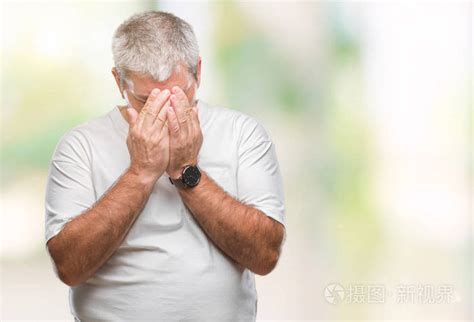 一个人被孤立流泪图片 一个人孤独的动漫图片 伤感说说吧