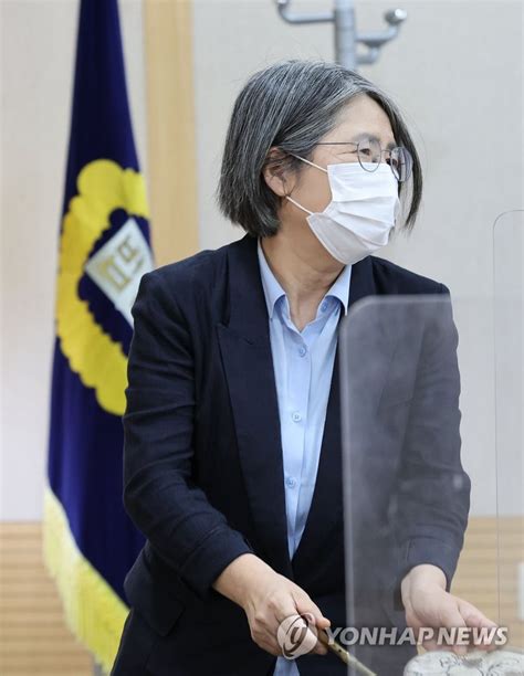 양형위원회 회의 참석한 김영란 위원장 연합뉴스