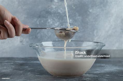 시리얼 볼의 전체 여과기 숟가락에 우유를 추가 하는 여성 손 0명에 대한 스톡 사진 및 기타 이미지 0명 곡초류 귀여운 Istock