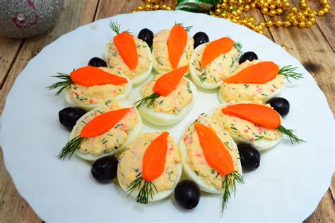 Новогодняя закуска из яиц крабовых палочек и сыра 9 фото в рецепте