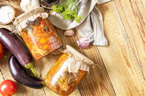 건강한 수제 발효 식품 샐러드 야채 가지 소박한 테이블 가정 경제 가을 수확 보존 위에서 볼 수 있습니다 복사 공간 0명에 대한 스톡 사진 및 기타 이미지 Istock