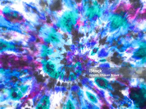 다채로운 염색 나선형 타이 염료 그런 지 밝은 타이 염료 효과 패턴 나선형 타이 염료 클로트 스타일 색깔 다채로운 나선형 타이 염료 종이 배경 검은색에 대한 스톡 사진 및