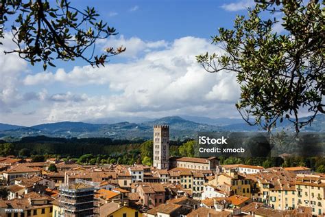 Guinigi 타워 꼭대기 정원에서 산 Frediano 대성당 종탑의 보기 위치 루카 토스카나 이탈리아입니다 아름 다운 여행 파노라마 도시 개요 여행 엽서입니다 0명에 대한