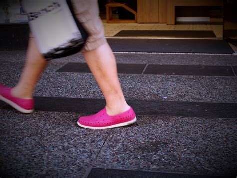 무료 이미지 구두 화이트 다리 봄 빨간 색깔 유행 쇼핑 검은 담홍색 인간의 몸 운동화 신발류 캣치 컬러 물건 사는 사람