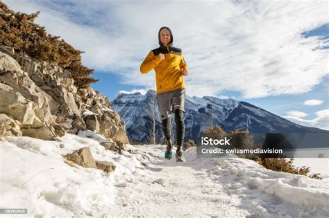 눈 위에 조깅 겨울에 실행 크로스 컨트리 에 대한 운동 남자 건강한 생활방식에 대한 스톡 사진 및 기타 이미지 건강한 생활방식 겨울 겨울 스포츠 Istock