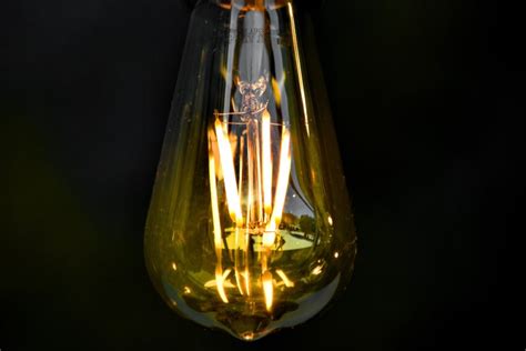 무료 사진 전구 오래 된 빈티지 전기 램프 밝은 조명 어두운 유리 빛나는