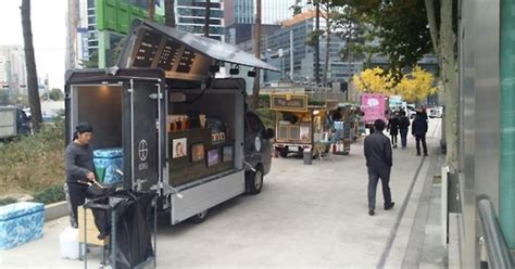 서울 강남대로 노점 없앤다이면도로에 푸드트럭