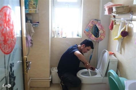 我懷孕後老公請年輕保姆，晚上聽到他們在客廳講話，推開門我懵了 Peekme